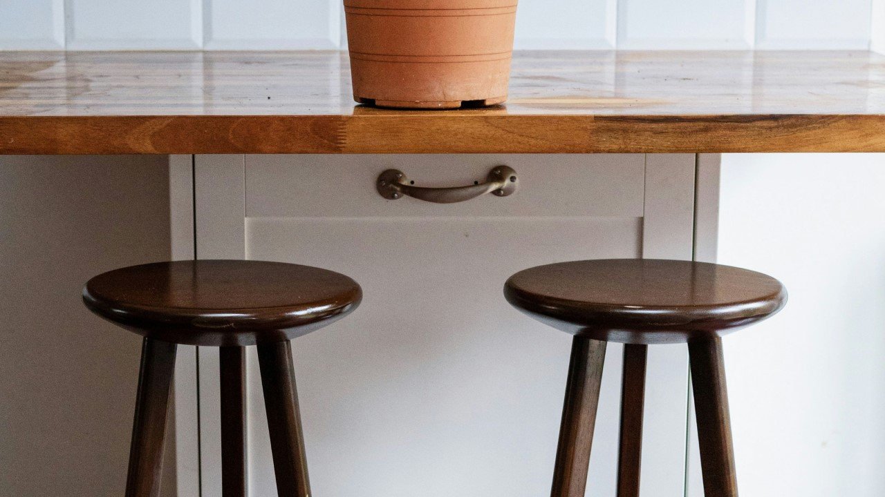 Como criar um espaço gourmet elegante e funcional com as banquetas ...